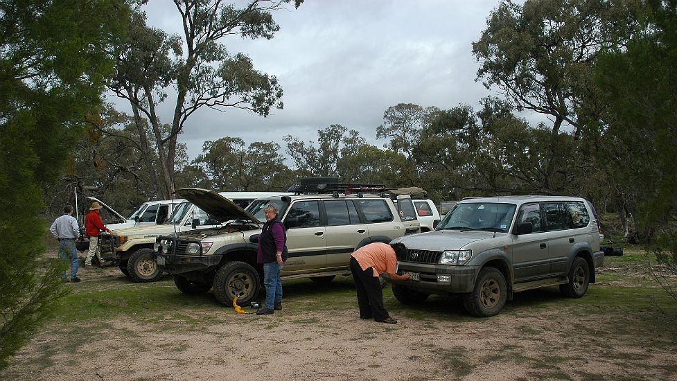 2007-06-Lt Desert/31-Convoy airs up in Wail State Forest